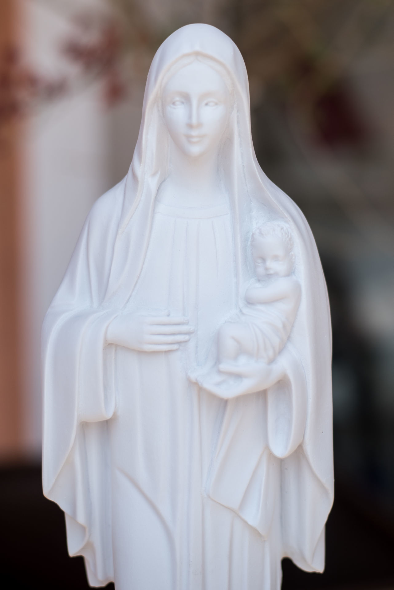 Statue of Queen of Peace with Child Jesus in her arms (Large ...